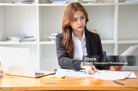 회계사 감사원 자영업자 재무 및 투자 세금 계산 및 예산 계산기를 사용하여 계산하는 아시아 여성 기업가의 초상화 회사 사업 결과