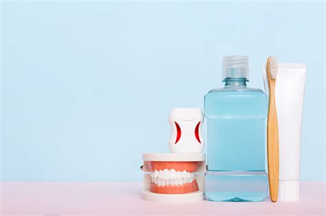 구강 세척제 및 기타 구강 위생 용품을 복사 공간이있는 컬러 테이블 상단보기 플랫 레이 치과 위생 구강 관리 키트 치과 의사 개념 0명에 대한 스톡 사진 및 기타 이미지