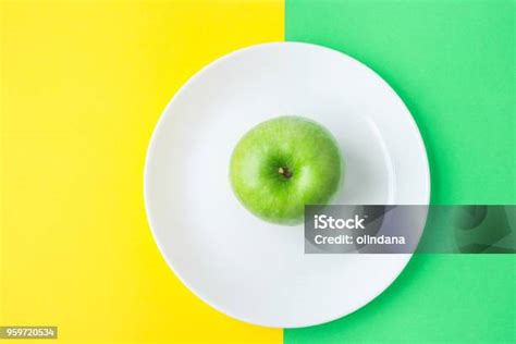 이중톤 노란색에 흰색 접시에 유기농 사과 녹색 배경 비타민 건강 한 봄 여름 해독 채식 다이어트 포스터 배너 템플릿입니다 복사 공간 모의 0명에 대한 스톡 사진 및 기타