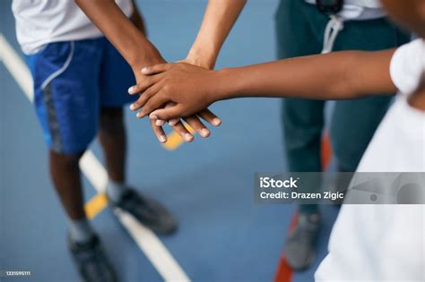 Pe 수업 중에 흑인 학교 아이들과 여성 코치가 단합하여 손을 잡고 있는 클로즈업 체육에 대한 스톡 사진 및 기타 이미지 체육 손을 움켜 쥠 아이 Istock