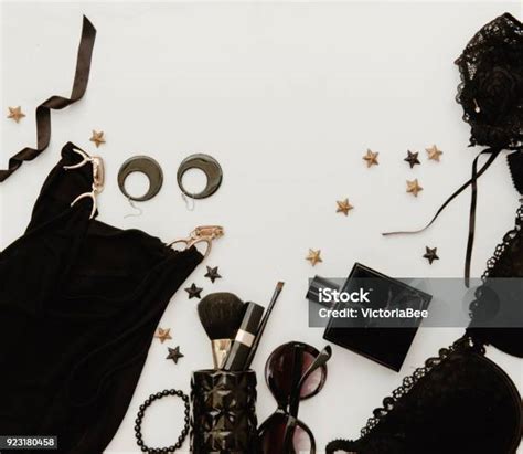 블로거와 패션 개념입니다 매력적인 세련 된 여성 액세서리와 흰색 바탕에 란제리의 집합입니다 평평 하다 공간을 N N 복사 가죽에 대한 스톡 사진 및 기타 이미지 Istock