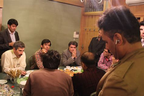 قاب هایی از عکس‌های دیده نشده استاد محمدرضا شجریان دوربینی که به گردن