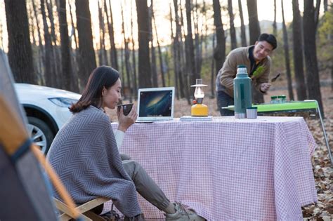 夫妇高清图片 青年夫妇在野外露营 人像图片免费下载 jpg格式 1024像素 编号65674386 千图网