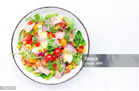 생선 참치와 체리 토마토 붉은 양파 계란 옥수수 파프리카 양상추 라디키오 아루굴라를 곁들인 신선한 야채 샐러드 흰색 테이블 배경 상위 뷰 아루굴라에 대한 스톡 사진 및 기타