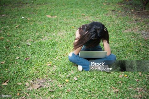 야외에서 노트북에 심각한 여자입니다 공원에서 앉고 있는 동안 노트북으로 젊은 일 여자의 이미지 과로에 대한 스톡 사진 및 기타 이미지 Istock