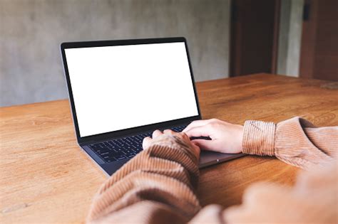 빈 흰색 데스크톱 화면으로 노트북 컴퓨터에서 사용하고 입력하는 여성의 모형 이미지 35 39세에 대한 스톡 사진 및 기타 이미지