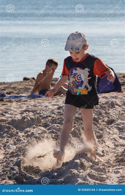 мальчик пляжа счастливый редакционное стоковое изображение изображение насчитывающей девушка