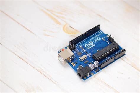 Microcontrolador De Arduino Uno Fotografia Editorial Imagem De Digital Editorial 98471627