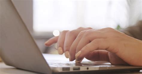 Pc 기술 노트북 데이터 입력 디지털 기기 디지털 통신 매니큐어 멀티 태스킹 메시지 보내는 무선 기술 비즈니스 빠르게 타이핑하다 사무 사무실 생산성