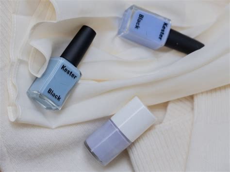 Trendfarbe Blau Tragen Wir Jetzt Auf Den Händen Bare Minds