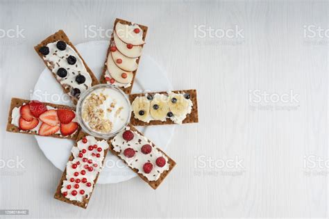 나무 배경에 흰색 접시에 바삭 바삭한 빵과 다양한 딸기로 만든 식이 샌드위치위에서 위에서 보기 0명에 대한 스톡 사진 및 기타 이미지 Istock