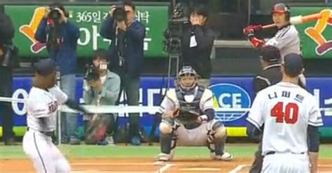 빙속여제 이상화 프로야구 개막전 시구 화제황홀한 와인드업 후 두팔 벌려 포효