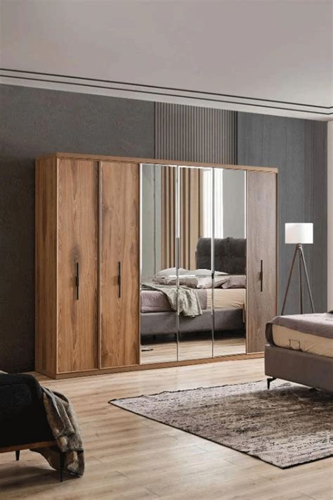 ტანსაცმლის კარადა სარკით