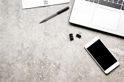 노트북 스마트폰 및 기타 업무 용품이 있는 화이트 데스크 오피스와 커피 한 잔이 있습니다 텍스트를 입력하기 위한 복사 공간이