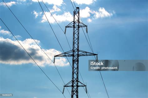 푸른 하늘을 배경으로 전압 전송 전선이 있는 전기 타워 고전압 타워 전기 전송을 위한 전선이 있는 전력선 지원 에너지 산업 0명에 대한 스톡 사진 및 기타 이미지 Istock