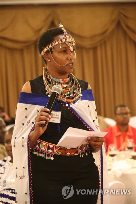 케냐 전통의상 입고 질문하는 Koica 연수생 연합뉴스