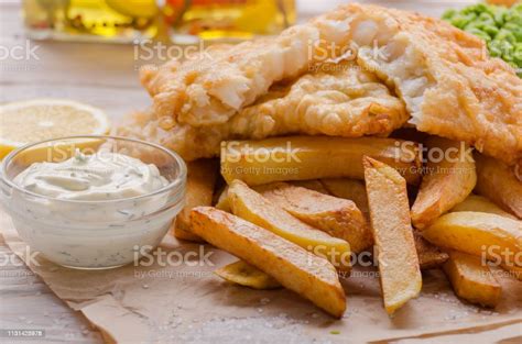 전통적인 영국 길거리 음식 물고기와 칩 치 타르 소스와 레몬 빵집 종이에 감자 요리에 대한 스톡 사진 및 기타 이미지 감자 요리 감자 칩 건강에 좋지 않은 음식