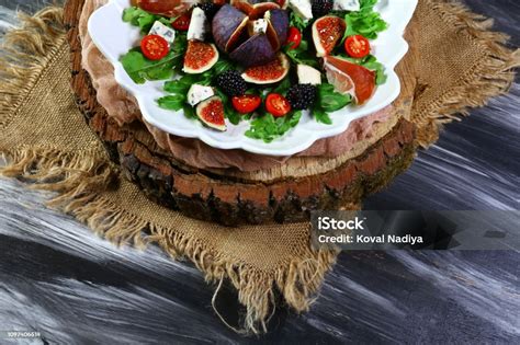 치즈 블루베리 호두 Arugula 체리 토마토와 나무 그 루터 기에 햄과 무화과 샐러드 계절 수확 작물 지역 개념입니다 본격적인 라이프 스타일 이미지 0명에 대한 스톡 사진