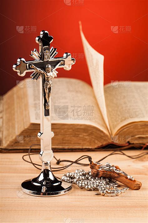 基督教的十字架和圣经