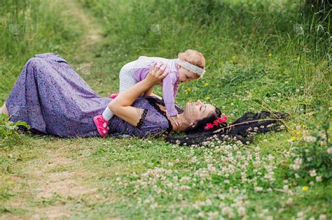 妈妈和她的孩子花时间在公园 妈妈和她的孩子花时间在公园