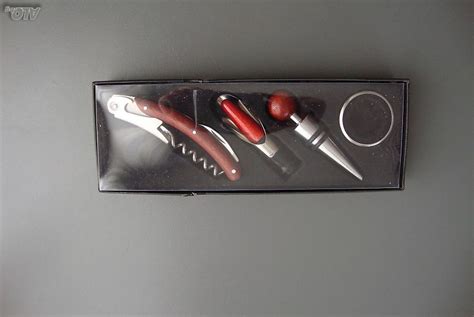 Подаръчен комплект за вино Съдове Сервизи Прибори София Продавам чисто нов подаръчен