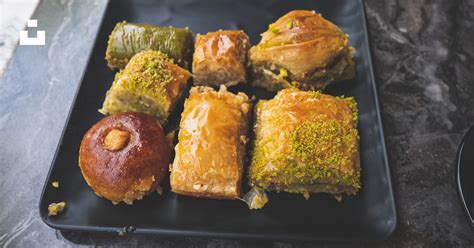 다양한 종류의 페이스트리를 얹은 검은 접시 사진 Unsplash의 무료 İ스탄불 이미지