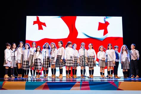 თბილისის ილია ჭავჭავაძის სახელობის N23 საჯარო სკოლა Viii ა კლასმა სკოლის ეზოში ფერად ფერადი