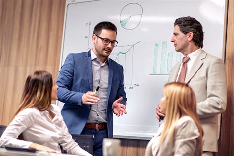 동료에 게 프레젠테이션을 제공 하는 젊은 사업가의 초상화 경영자에 대한 스톡 사진 및 기타 이미지 경영자 교육 기업 문화