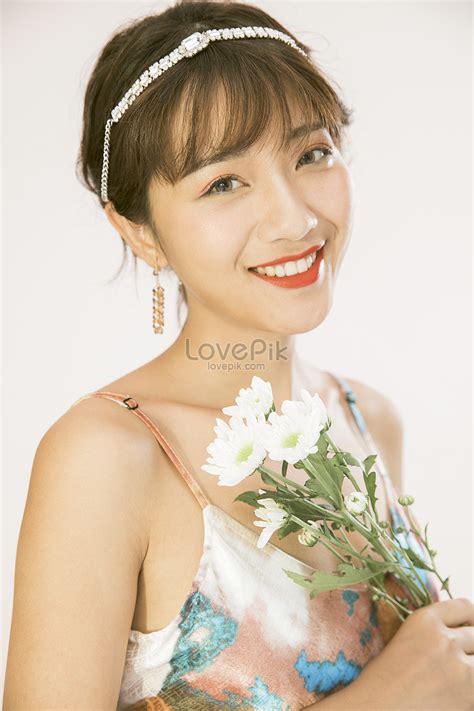 꽃을 손에 들고 젊은 아름다움 사진 무료 다운로드 Lovepik