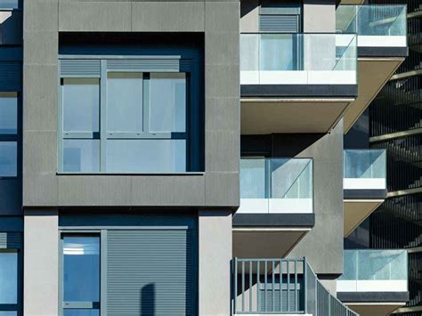 Juego De Volúmenes En Un Edificio Con Vida Propia — Fachadas Ventiladas