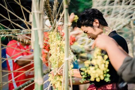 ประเพณีแห่ต้นดอกไม้ จากพลังศรัทธา สู่ประเพณีอันงดงาม