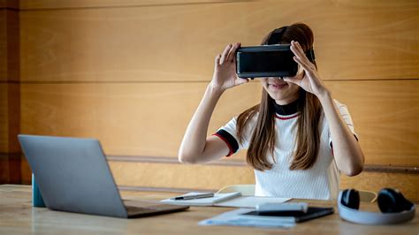 가상 현실 안경을 착용하고 미래의 기술을 사용하는 여성 가상 현실 기술을 사용하여 여가 무한한 상상력 Vr 헤드셋과 함께 사용하는 스마트 폰을 용이하게하고 즐길 수 있습니다