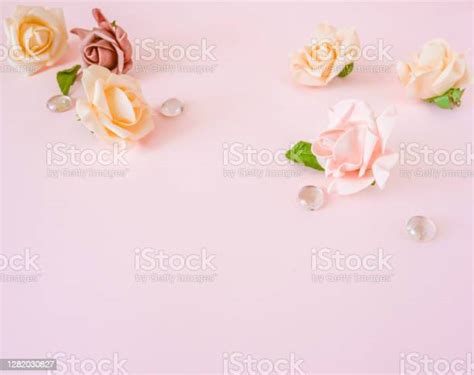 장미 배경 파스텔 핑크 배경에 흩어져 다양한 핑크 장미 꽃 싹과 꽃잎 오버 헤드 보기 복사 공간 평면 누워 0명에 대한 스톡 사진 및 기타 이미지 Istock