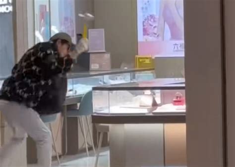 男子抢劫珠宝店！当地警方最新通报上城区罗某亮杭州市