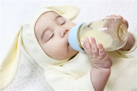 Có Nên Cho Trẻ Bú Bình Không Có Sữa Các Lưu ý Khi Cho Bé Bú Bình Mẹ Cần Biết