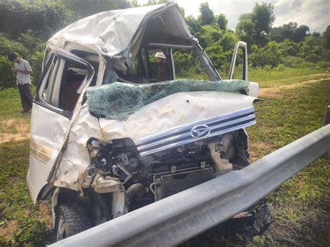 ရန်ကုန် မန္တလေးအမြန်လမ်းမကြီး၌ အိမ်စီးကားတစ်စီး မိုင်တိုင်နှင့် Guardrail တန်းအားတိုက်မိခဲ့ရာ