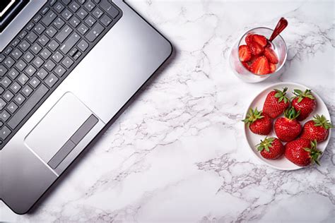 흰색 테이블 배경에 신선한 슬라이스 딸기와 노트북 컴퓨터와 건강 요구르트의 유리 복사 공간 건강한 아침 식사 음식 개념 사무실에 대한 스톡 사진 및 기타 이미지 Istock