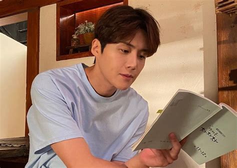 Kim Soo Hyun Bares Butt In New Drama Kim Seon Ho Wins But May Skip Awards Show Godfrey Gao S