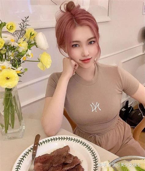吊带紧身衣的丰满女生 知乎
