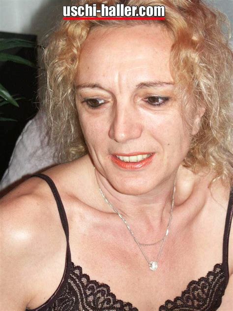 Older Blonde Lady Ines Takes A Bath Before Modelling In The Buff