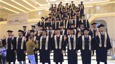 حفل تخرج طلاب الصيدلة جامعة الرازي دفعة خبراء الدواء لحظة نزول الطلاب