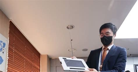 월패드 들고 해킹 사건 설명하는 사이버테러수사대