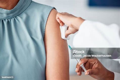 예방을 위한 의료 치료를 위한 클리닉에서 백신을 접종하기 위해 환자와 함께 있는 손 의료 및 의사 메디케어 병원에서 바늘 주사기로 백신 접종을 하는 간호사의 클로즈업 백신