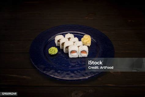 진한 파란색 유리 판과 나무 배경에 생 연어 필레를 곁들인 일본 초밥 롤 0명에 대한 스톡 사진 및 기타 이미지 0명 개체 그룹 검정색 배경 Istock
