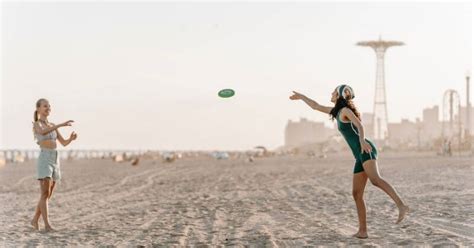 How To Throw A Frisbee With 5 Easy Techniques