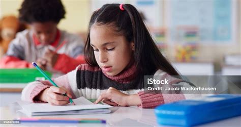 학생 교실 및 소녀는 책 연습 및 연필을 사용하여 교육 쓰기 및 지식을 제공합니다 어린이 학교 지능적인 학습 과제 프로젝트 및 창의성으로 스마트한 시험 10 11세에 대한