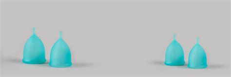 텍스트 또는 창의적인 프레젠테이션을 위한 카피스페이스가 있는 회색 배경에 파란색 생리컵 세트가 있는 배너입니다 여성의 건강과