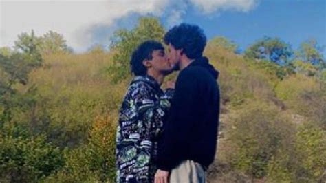 Lieto Fine Due Ragazzi Gay Postano La Foto Dell Ultimo Bacio E Poi Si Suicidano Non Ci