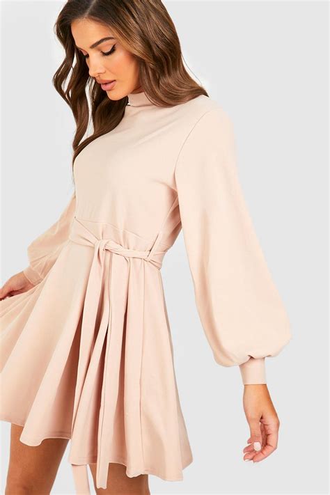 Hochgeschlossenes Skaterkleid Mit Ballonärmeln Und Gürtel Boohoo De