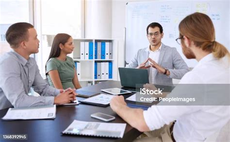 함께 앉아서 사무실에서 회의를 갖는 비즈니스 사람들의 다양한 그룹의 샷 Next Level English Phrase에 대한